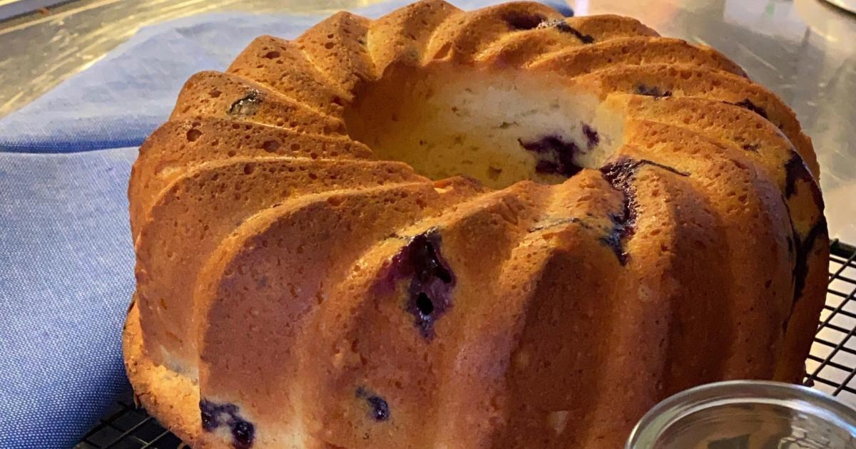 Blueberry Lemon Bundt Cake vs Stracciatella Bundt Cake
