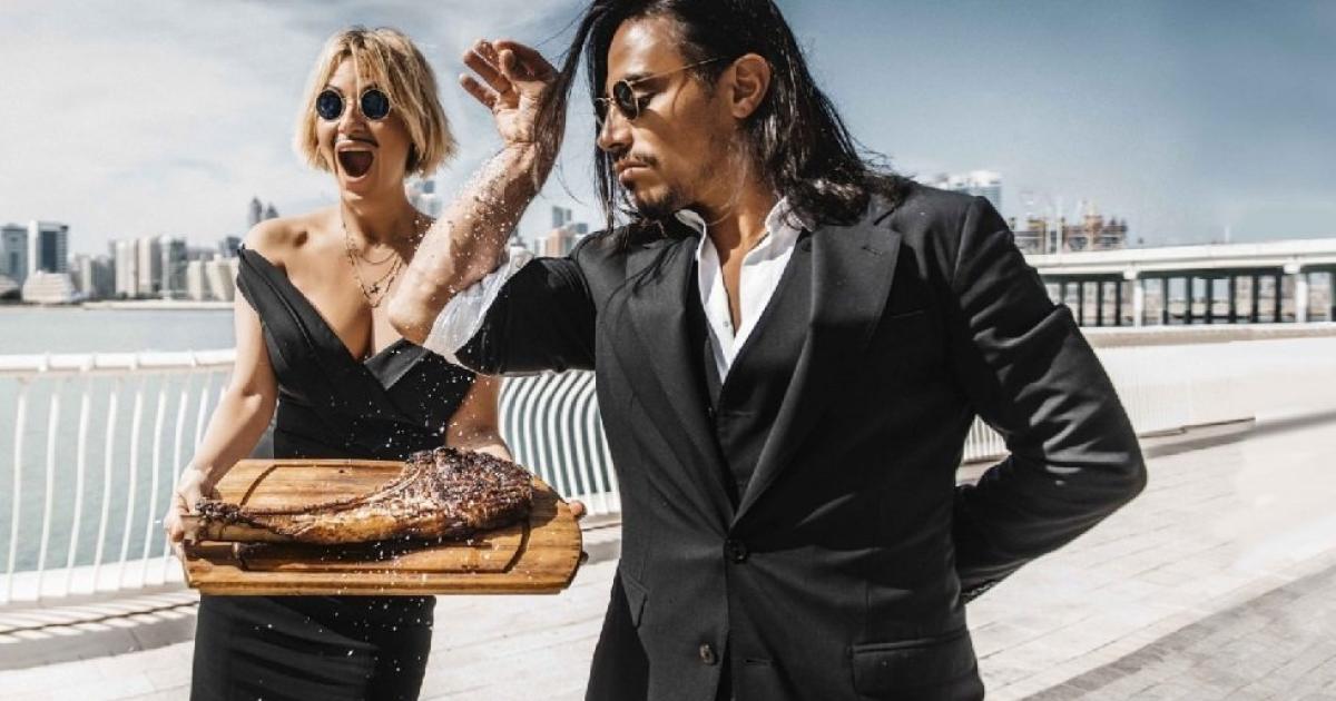 Ο Salt Bae κατηγορείται πως βούταγε τα φιλοδωρήματα των σερβιτόρων του